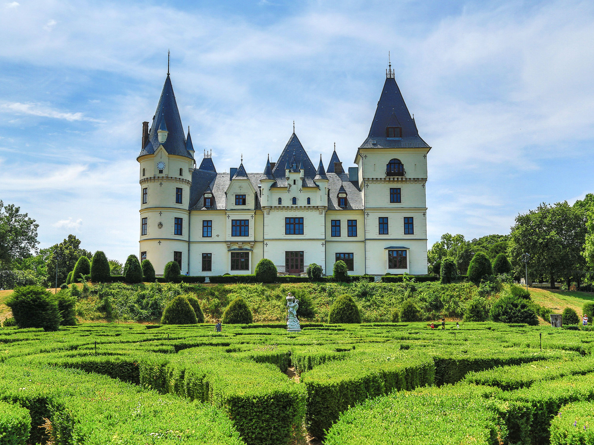 Get Lost In These 7 Amazing Mazes Around The World — Daily Passport