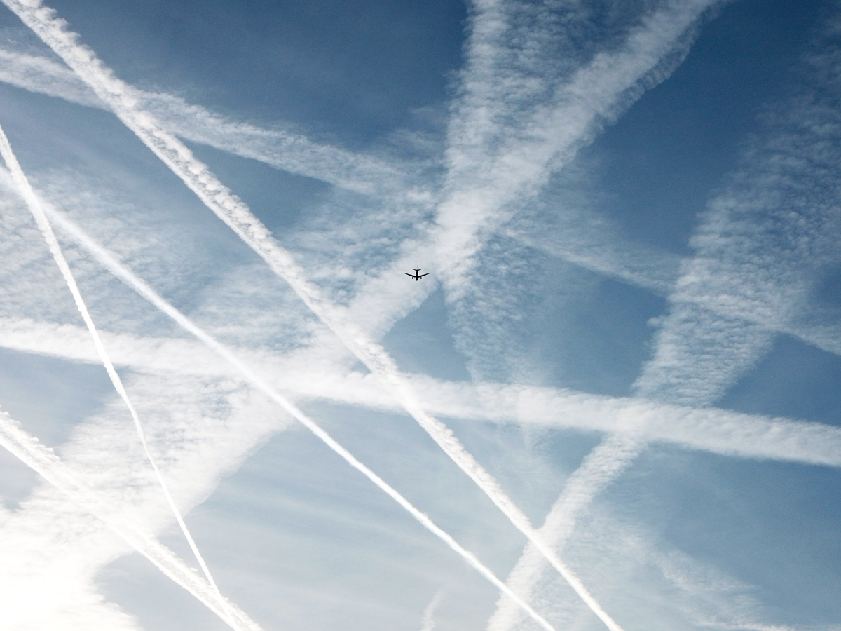 Why Do Airplane Contrails Form? — Daily Passport