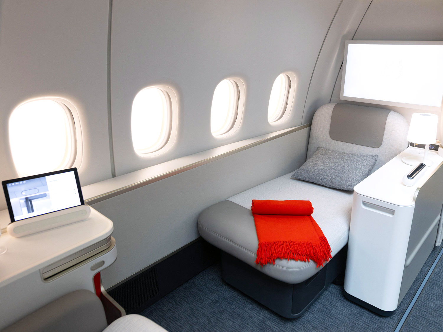 What’s the Difference Between First and Business Class? — Daily Passport